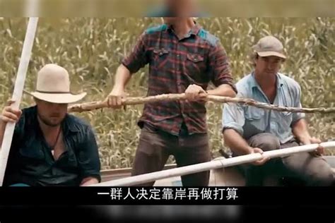 船下一道黑影游过，男子好奇用棍子一戳，下一秒差点“翻船”！棍子黑影男子