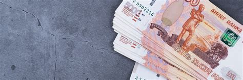 회색 시멘트 배경에 누워 5000 루블의 러시아 지폐의 큰 스택 5천 루블 지폐에 대한 스톡 사진 및 기타 이미지 5천 루블