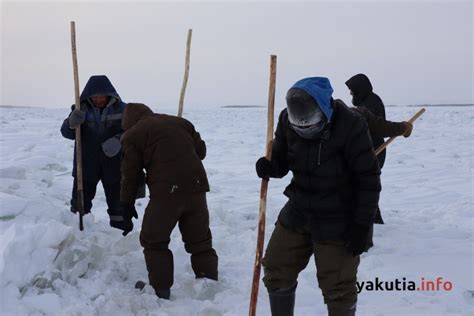 Возле Якутска приступили к расчистке торосов для устройства ледовой переправы через реку Лена