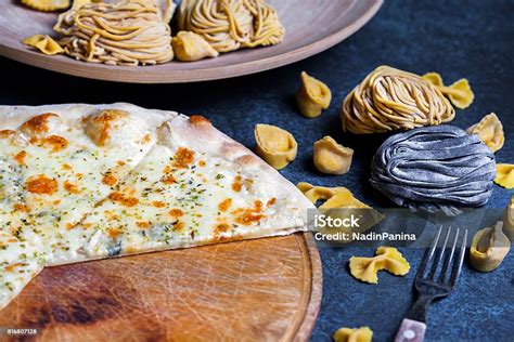 신선한 클래식 이탈리아 피자 파스타와 칼 평면도 평면 배치 0명에 대한 스톡 사진 및 기타 이미지 0명 러시아 사진 이미지 Istock