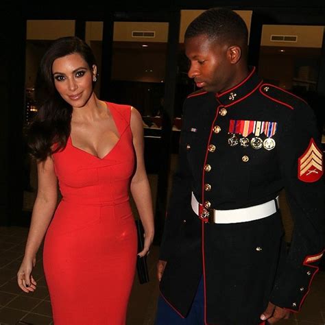 Decote De Kim Kardashian Atrai Olhares De Militar Em Evento Quem QUEM News