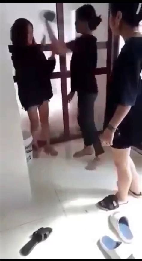 Nữ Sinh Bị Lột đồ đánh Hội đồng Trong Nhà Vệ Sinh Bể Bơi