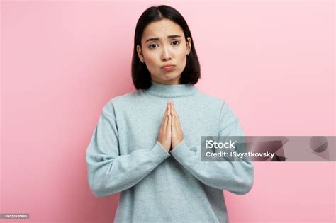 기도하는 매력적인 여자의 초상화 애원하는 찡그린 얼굴로 구걸하다 20 24세에 대한 스톡 사진 및 기타 이미지 20 24세