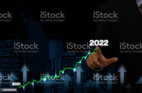 사업가 가리키는 화살표 그래프 회사 2021년2022년 컨셉의 성공과 성장을 위한 비즈니스 개발 2021년에 대한 스톡 사진 및 기타 이미지 Istock