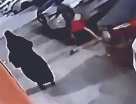 شرطة مكة توضح تفاصيل الفيديو المتداول لرجل يتحرش بامرأة أمام محل تجاري
