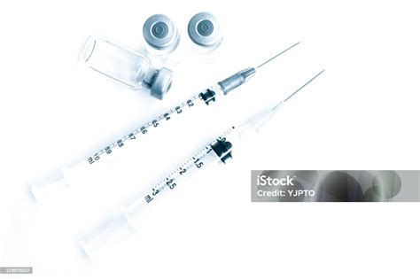 백색 배경에 단리된 바늘을 가진 약 1 Ml 및 3 Ml 플라스틱 주사기의 유리병 파란 색조 색깔 0명에 대한 스톡 사진 및