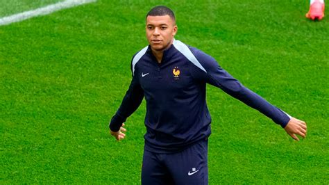 Kylian Mbappé preocupado por la situación política de su país