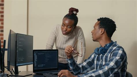 Premium Photo Database Developer Removing Glasses While Explaining