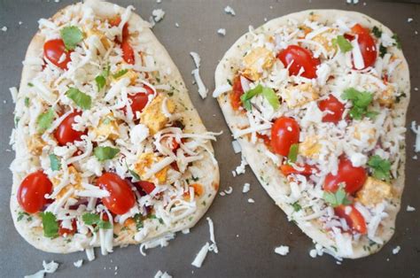 Tandoori Paneer Naan Pizza Piping Pot Curry