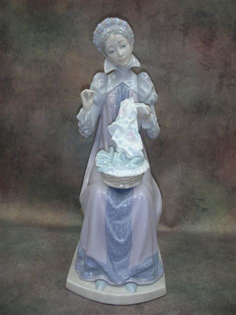 Статуэтка Фарфор Шьющая приданое Lladro Испания купить за 60 000 ₽ Арт Фарфор