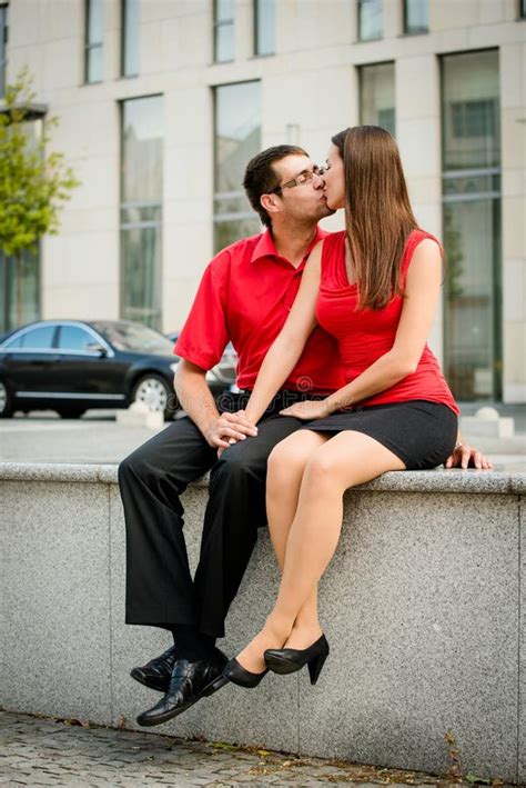 Junto El Besarse Joven Feliz De Los Pares Imagen De Archivo Imagen De Negocios Persona