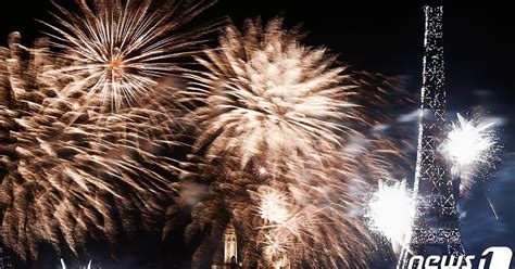 프랑스 최대 국경일 바스티유의 날 기념 폭죽