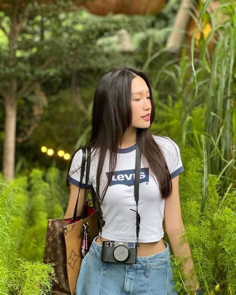 Đoàn Văn Hậu Khoe ảnh ôm Eo Nữ Sinh Trường Luật Dân Mạng Trầm Trồ