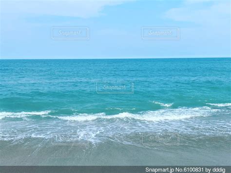 打ち寄せる波と水平線の写真・画像素材 Snapmart（スナップマート）
