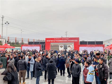 招聘会开进大凉山 瑞方人力助力越西县扶贫安置点就业