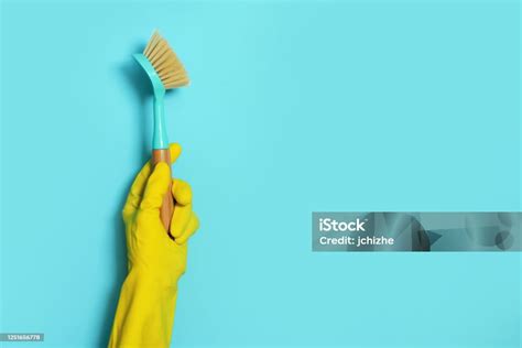 파란색 배경에 브러시를 들고 장갑에 손을 공간을 복사합니다 청소 집 청소 화장실 개념 청소 서비스 개념 가정용 화학 적 세척 제품 브러시 및 용품 가사 집안일에 대한 스톡