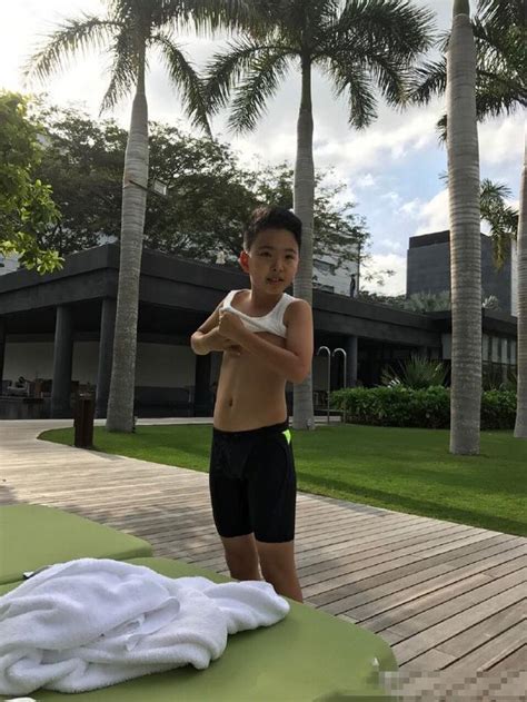 網友：這才是真正的富二代！王中磊兒子威廉偷偷下水被媽媽斥 每日頭條