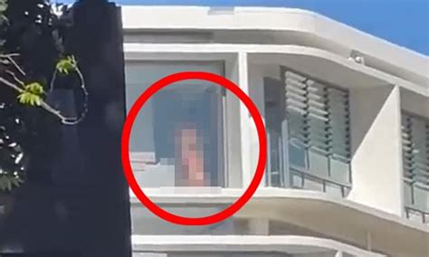 Stunned Workers Catch A Very Bold Couple Having Sex In The Middle Of The Day In Sydney S Double