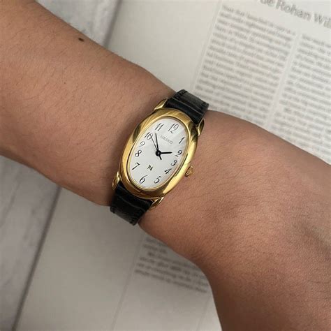 Seiko Vintage Quartz Oval Noie Baignoire Gold Case Unisex Ref 1f21