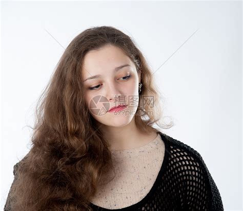 长卷羽妇女情绪头发黑色嘴唇女性女孩女士眼睛棕色悲伤高清图片下载 正版图片321826319 摄图网