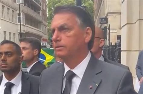 Em Londres Bolsonaro se irrita e deixa jornalistas falando sozinhos veja o vídeo Portal
