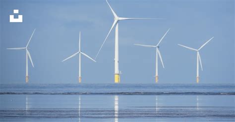 바다에 있는 풍력 터빈 그룹 사진 Unsplash의 무료 파랑 이미지