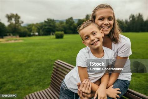 Kakak Dan Adik Di Taman Bermain Foto Stok Unduh Gambar Sekarang