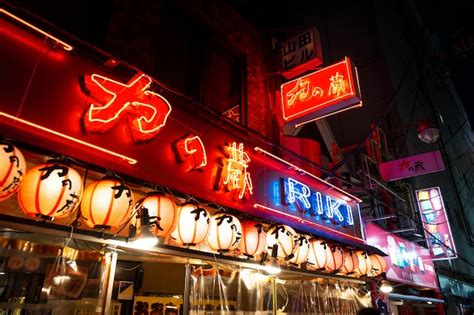 Paisagem urbana à noite edifícios e luzes da cidade Foto Grátis