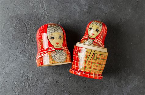 검은 배경에 빨간 Matryoshka 인형 러시아 전통 장난감 0명에 대한 스톡 사진 및 기타 이미지 0명 개체 그룹