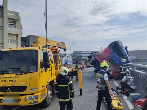 前鎮區新生高架橋貨櫃車翻覆駕駛受傷送醫