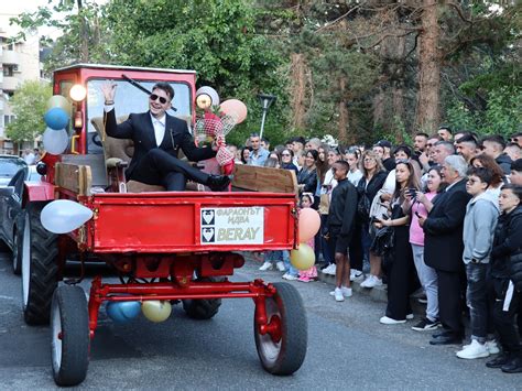 Guner С трактор на бала Абитуриент от Кърджали изненада всички с нестандартна поява Гюнер