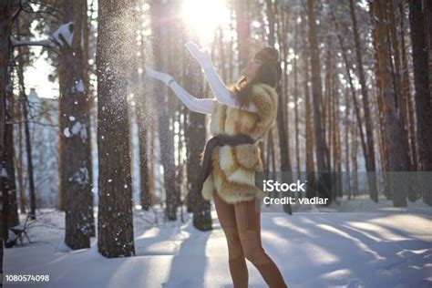 겨울 맑은 숲에서에서 아름 다운 젊은 백인 여자에 조끼와 겨울 모자 모피 겨울에 대한 스톡 사진 및 기타 이미지 겨울 겨울 코트 날씨 Istock