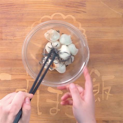電子レンジで簡単、5分で完成「やみつき塩こんぶおかき」｜ズボラ飯・簡単料理レシピ動画サイト「ずぼらめしjp」