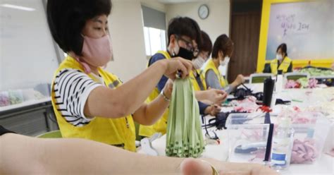 마스크 분실 방지 목걸이 제작하는 봉사자들