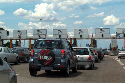 È Capitato A Tutti Di Fare Questo Gesto Al Casello Ma Se Ti Beccano Sono Guai La Legge è