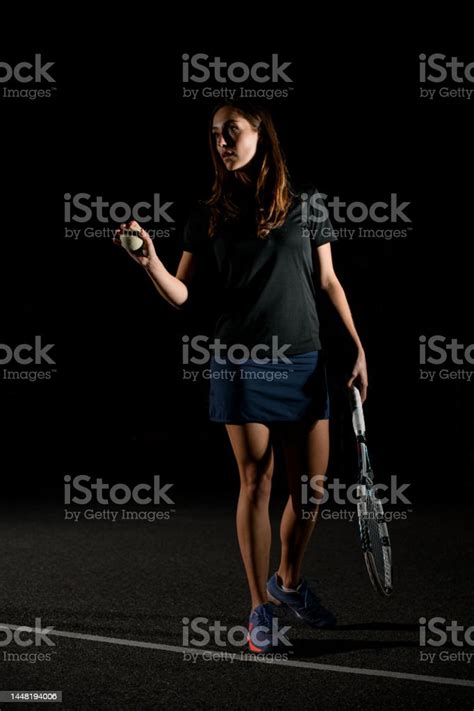 그녀의 손에 테니스 라켓과 공을 가진 여자의 전체 길이 초상화 건강한 생활방식에 대한 스톡 사진 및 기타 이미지 건강한 생활방식 검은색 공 스포츠 장비 Istock