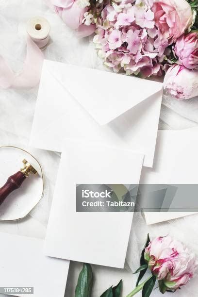 여성 결혼식 생일 모형 장면입니다 빈 공예 종이 인사말 카드 모란 수국 장미 꽃 빈티지 씰 스탬프와 실크 리본 흰색 테이블 배경입니다 수직 플랫 레이 상단 보기 0명에 대한