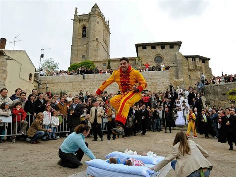 අලුත උපන් බිළිඳුන් බිම තබා ඇත Encyclopedia විශ්වකෝෂය