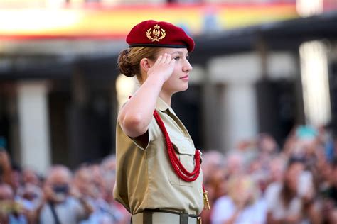 Leonor di Spagna giura fedeltà alla bandiera e al Paese davanti a papà