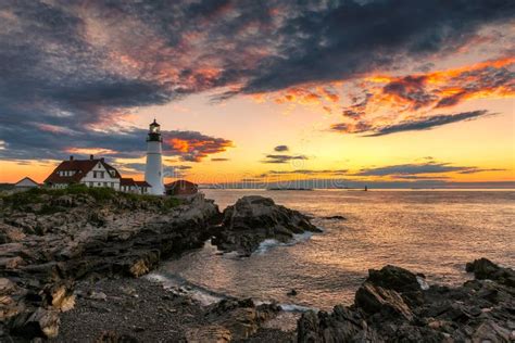 Salida Del Sol En El Faro De Portland En El Cabo Elizabeth Maine Los