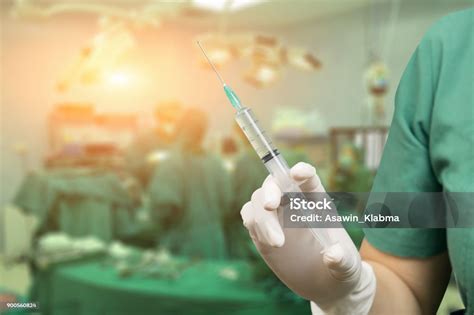 주사기 의료 주입 액체 마약 주사기 손 손바닥 또는 손가락에 의학 플라스틱 예방 접종입니다 간호사 병원 Officeselective 초점 빈티지 컬러 유리병에서 주사기로