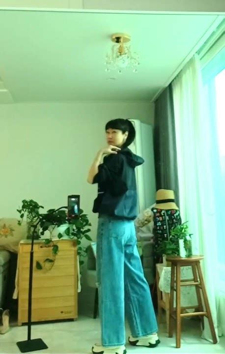 날씬핏의 귀티나는 중년 여성 패션나이들수록 젊어지고 예뻐지기고퀄리티 패션으로 점점 젊어지는 아줌마 명품 고퀄리티 중년