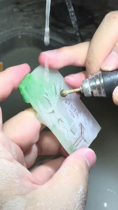 花木兰，是北朝诗歌《木兰辞》描述的一位以女扮男装来代父从军的传奇女战士，古代女性从军的指标人物，。翡翠 翡翠雕刻 翡翠設計 手藝人