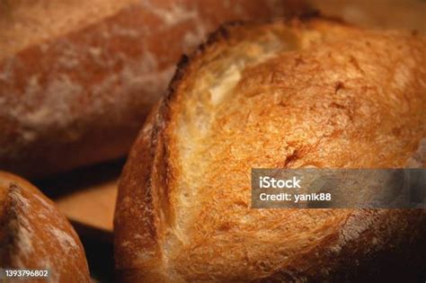 사워도우 빵 클로즈업 빵집 선반에 황금 껍질을 곁들인 갓 구운 둥근 빵 소박한 빵 구색을 가진 독일 빵집의 맥락 0명에 대한 스톡 사진 및 기타 이미지 Istock