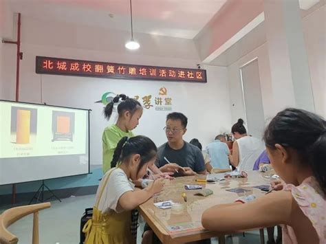 制作翻簧竹雕 非遗文化在传承