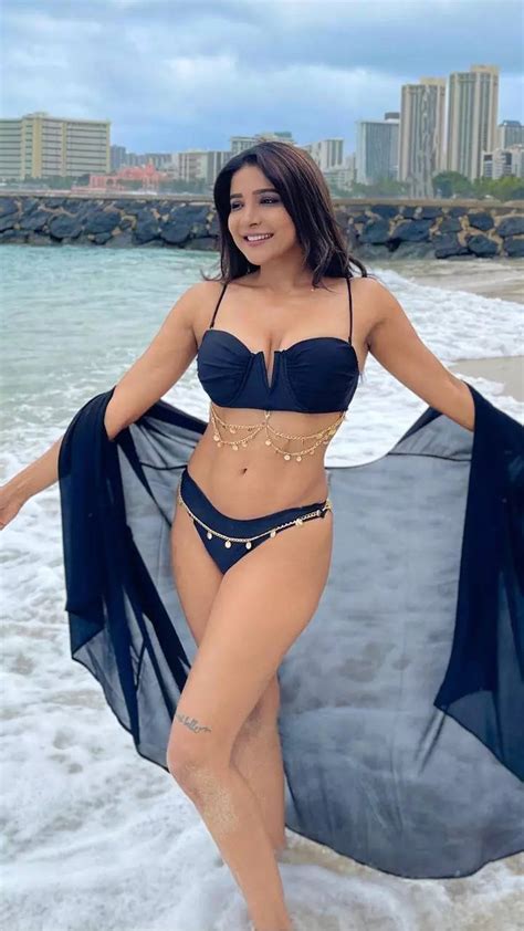8 Hot Sexy Manika Batra Bikini Pics