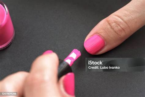 분홍색 매니큐어 적용 회색 검은 색 배경에 페인트와 여성 손톱과 작은 브러시의 클로즈업 사진 매니큐어 미용술에 대한 스톡 사진 및 기타 이미지 Istock