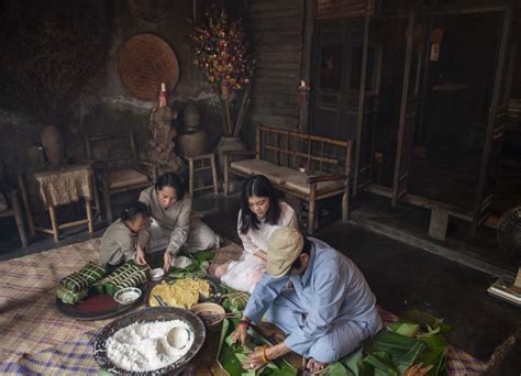 Hình ảnh gói bánh chưng ngày Tết Nét đẹp dân tộc Nut Corner
