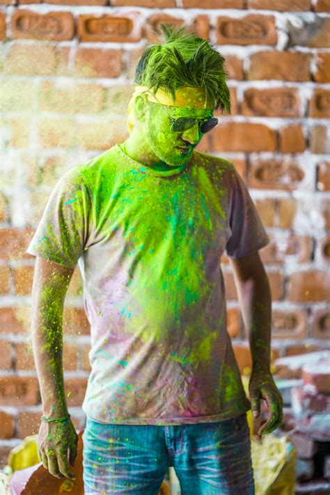 실내 Holi Powder 가루 가린 거룩한 축제 검은색 배경 남자 녹색 다채로운 라이프스타일 맨발 멀티