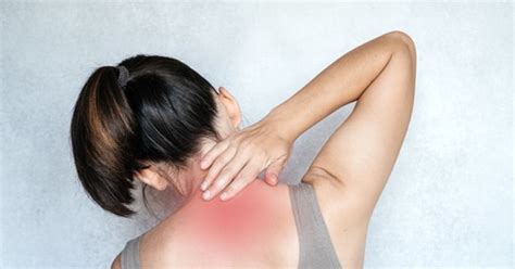 담 걸려 뻣뻣하게 굳은 목…풀어주는 스트레칭 3가지
